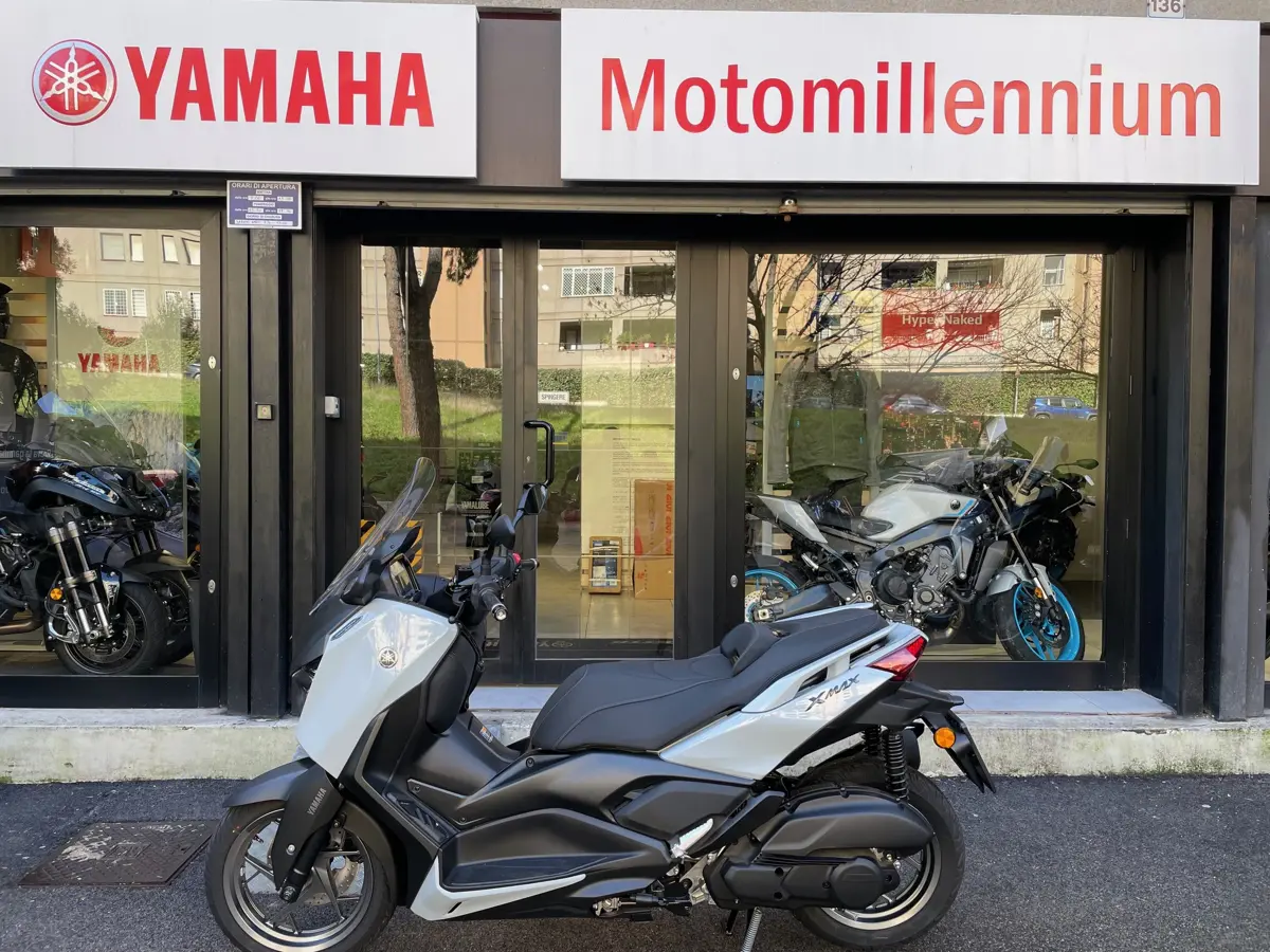 Yamaha X-Max 300 ceramic grey Tech Max usata disponibile a RM