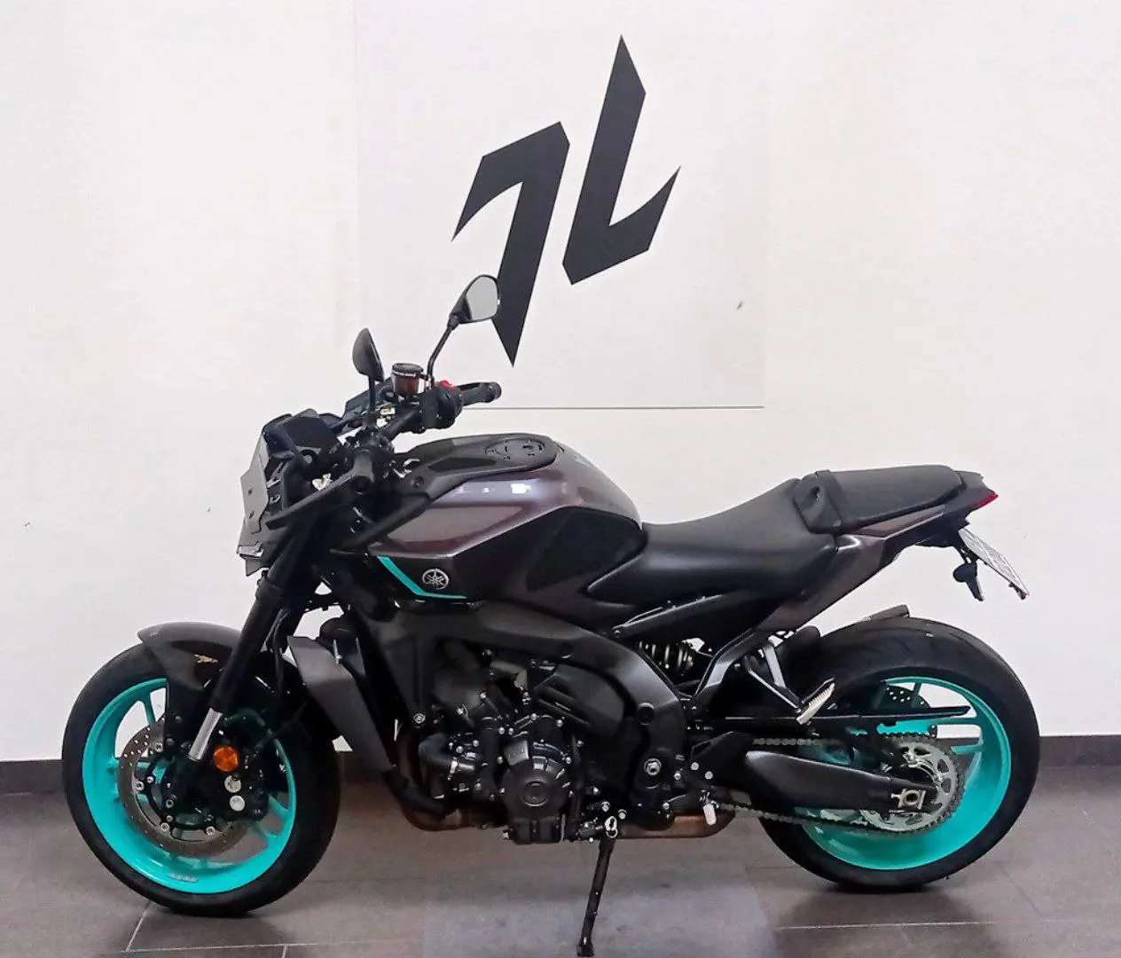 Yamaha MT-09 MATT CYAN Y-AMT usata disponibile a AL