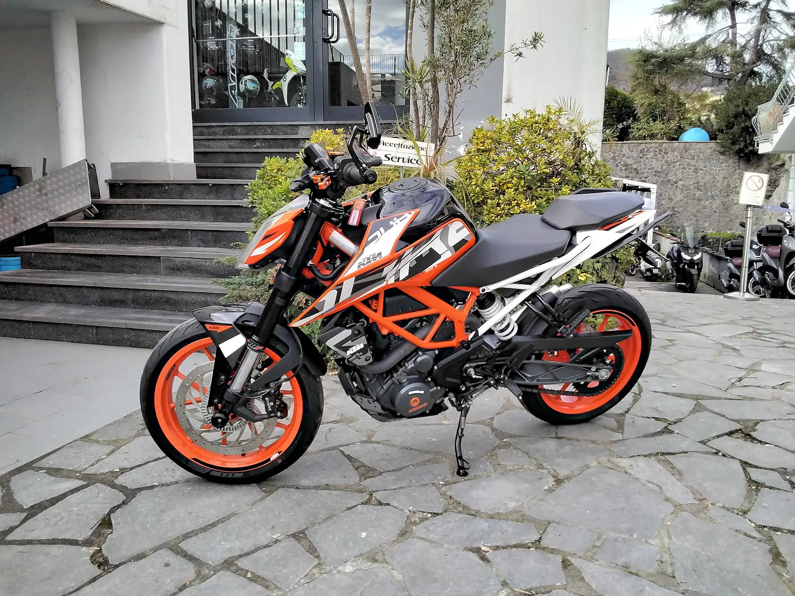KTM 390 Duke Arancio/Bianco ABS usata disponibile a NA
